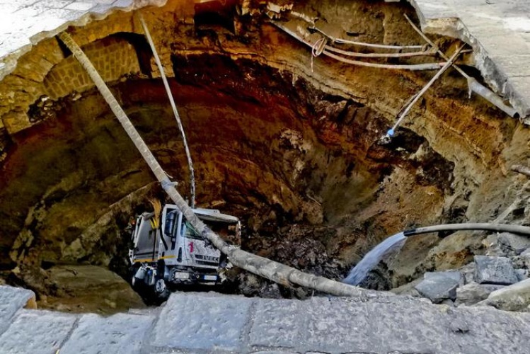 Garbage truck falls into sinkhole in Naples — Il Globo