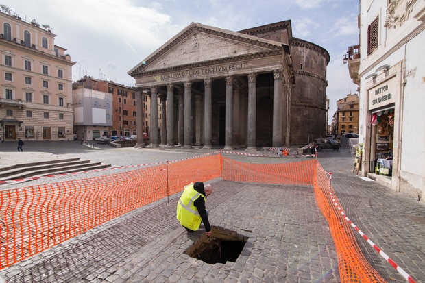 Sinkhole opens up in front of Rome’s Pantheon — Il Globo