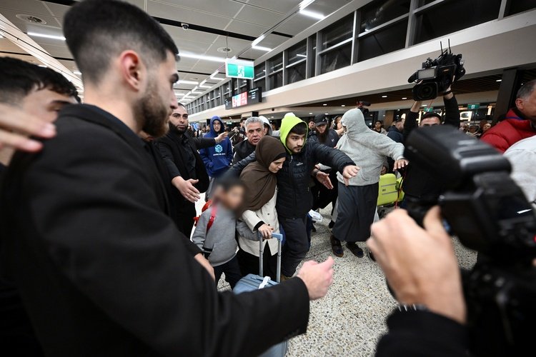 Ordine di esclusione, tenta comunque l’imbarco per l’Australia — Il Globo