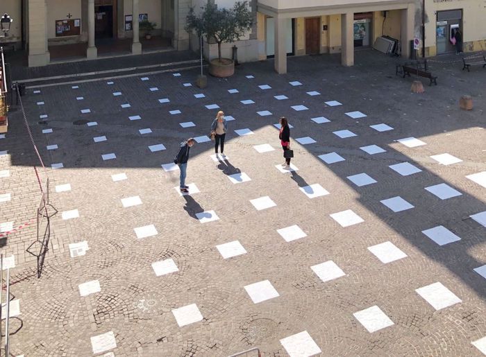 Toscana: Piazza a “scacchi” per le distanze corrette — Il Globo