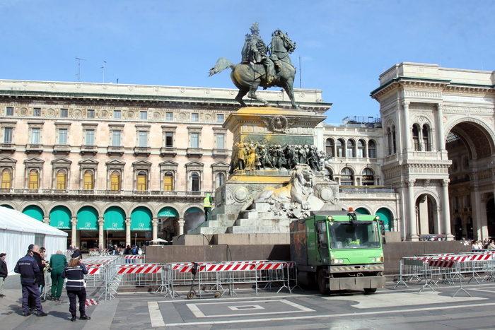 Climate protestors spray paint over Milan's Piazza Duomo statue — Il Globo