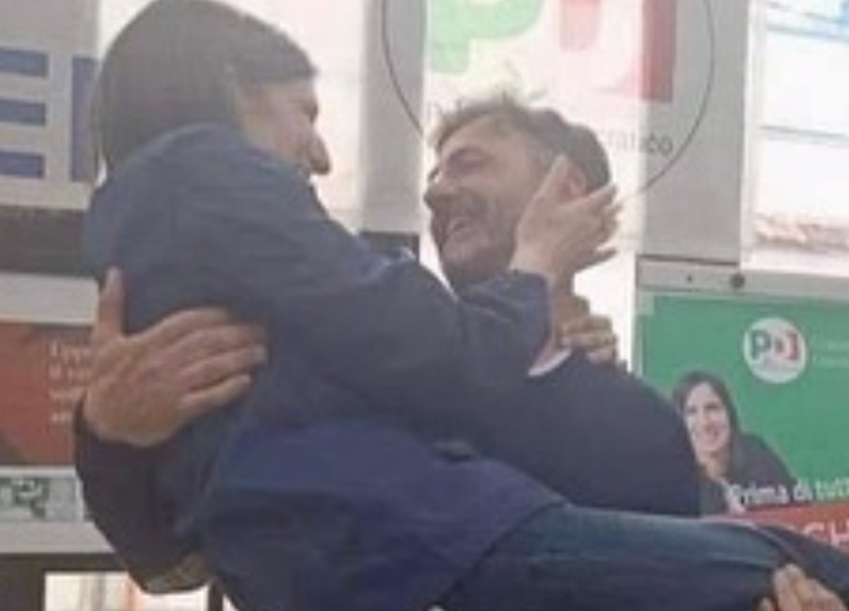 Schlein posts updated version of iconic Benigni-Berlinguer snap — Il Globo