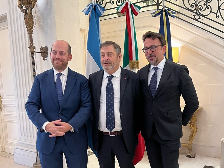 Nuevos talentos latinos salen a la cancha — Il Globo