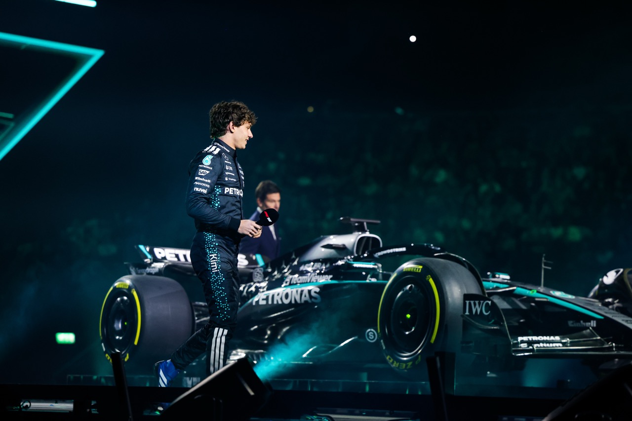 La Mercedes presenta la W16 — Il Globo