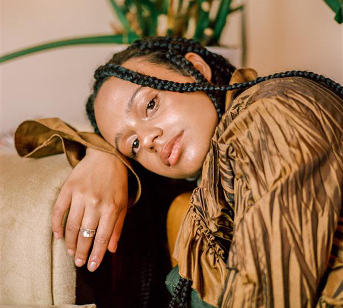 Gianna Hayes: arte, memoria e alchimia botanica — Il Globo