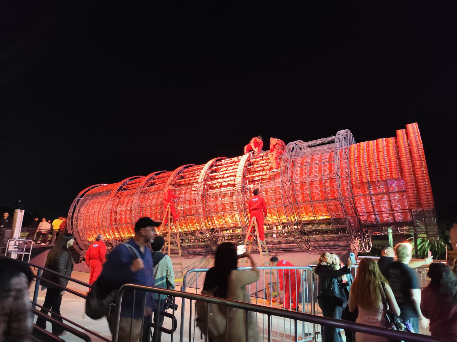 “Mangiate la mia opera”: Marta Minujín crea una Torre di Pisa di ...