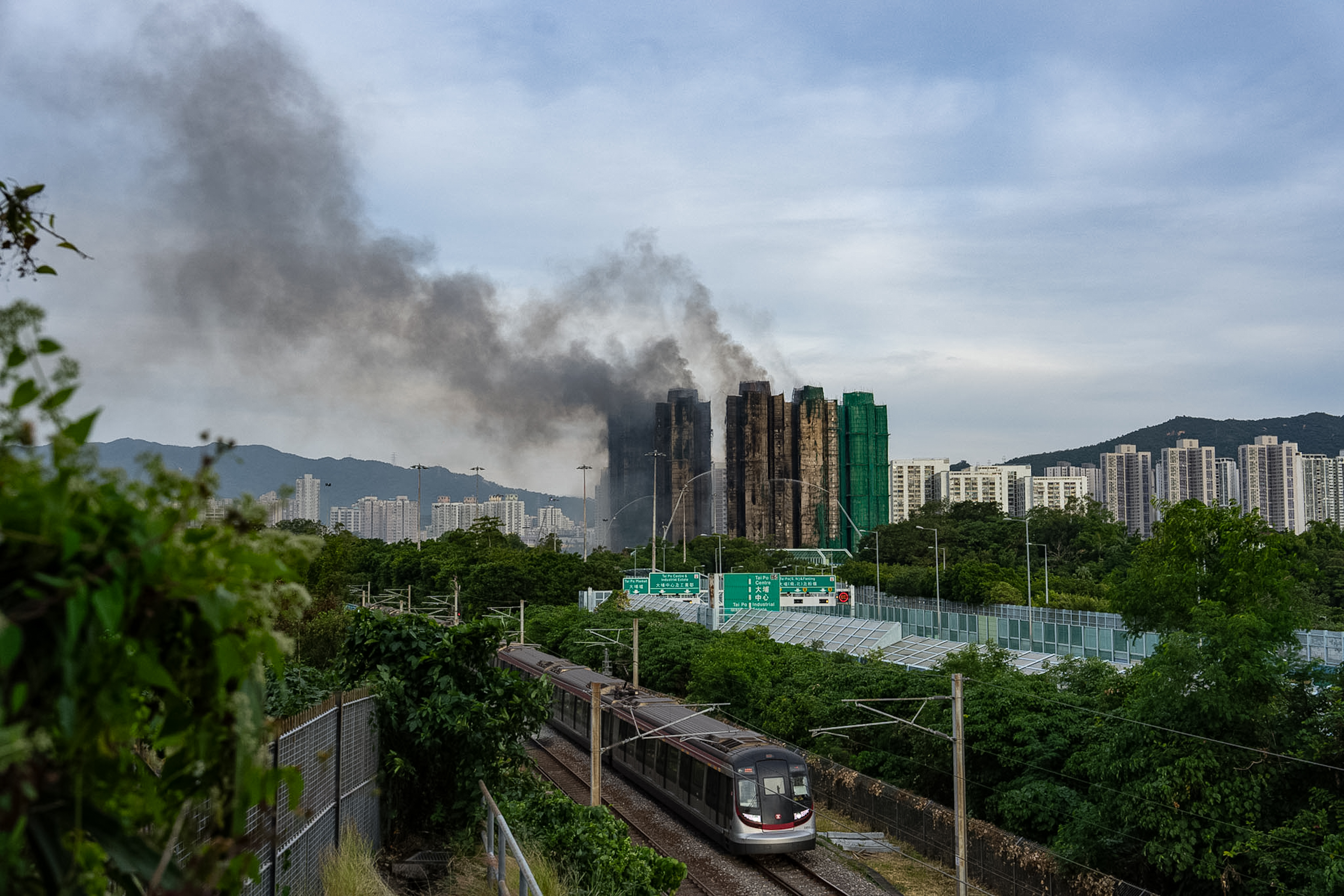 Hong Kong sotto shock dopo il rogo che ha travolto sette grattacieli ...